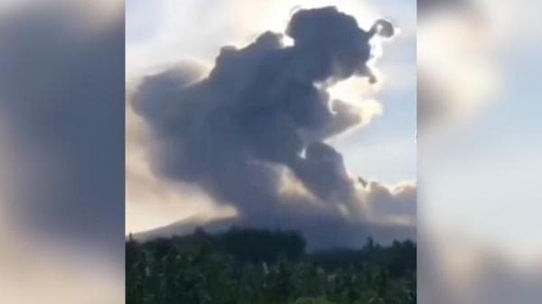 Awan Panas Gunung Merapi Berbentuk Mbah Petruk, Netizen: Pertanda Apa | News+ on RCTI+