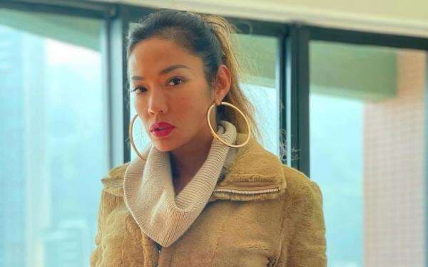 Shanty Paredes Pilih Koreografi Minimalis di Lagu Love is De Javu ...